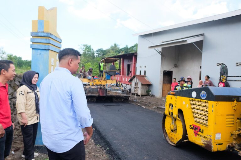 Bupati Bantaeng Tinjau Langsung Pengaspalan Jalan di Onto - MELEKNEWS.ID